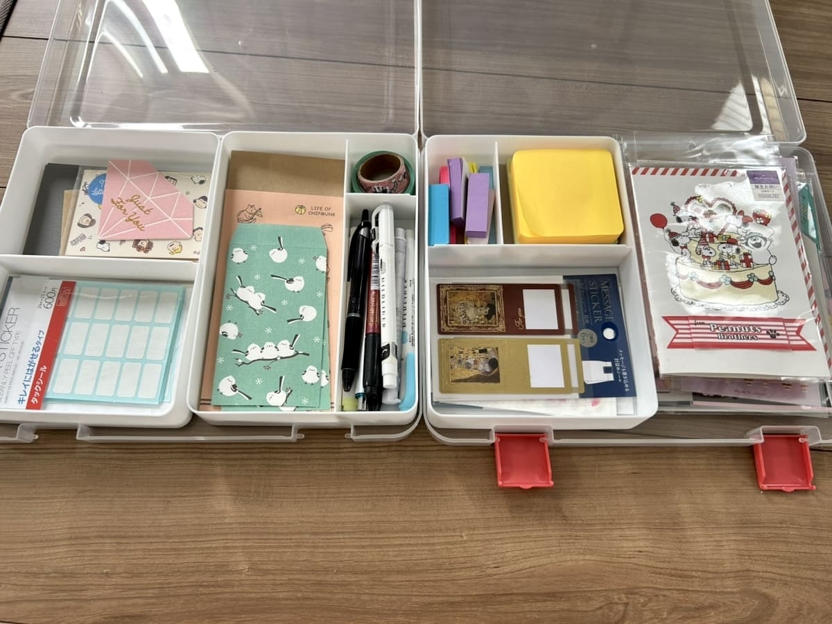 【セリア】自分仕様にカスタマイズ！「A4キャリーケースワイド」×「4タイプの専用トレー」でごちゃつく小物がすっ - くふう トクバイニュース